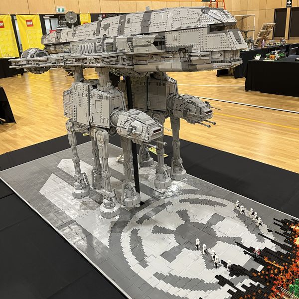 Brixpo 2024 High Five – HarrisBricks